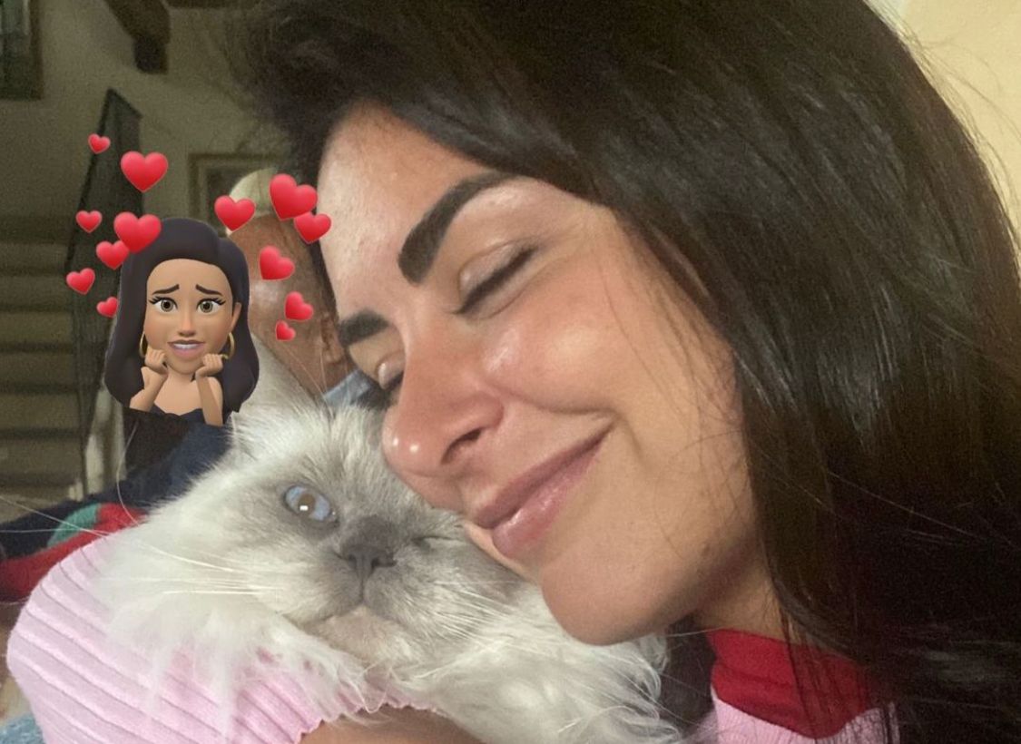 FOTO ZOOM - Lady Simeone, tenero abbraccio al gatto